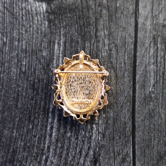 Sarah Coventry | Jewelry | Vintage Sarah Coventry Mona Lisa Brooch Pin ...